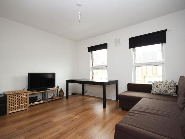 Charlton Road, London, 4 NW10, 2 bed flat to rent, £1,700 pcm | PrimeLocation