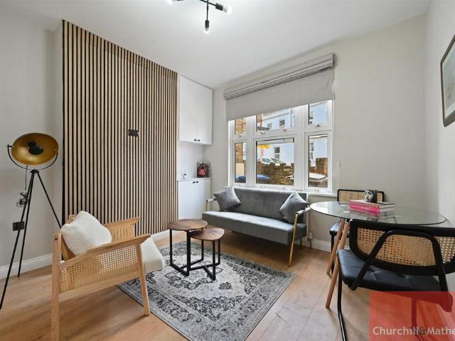 Charlton Road, London, NW10 4 2 bed flat to rent £2,500 pcm £577 pw