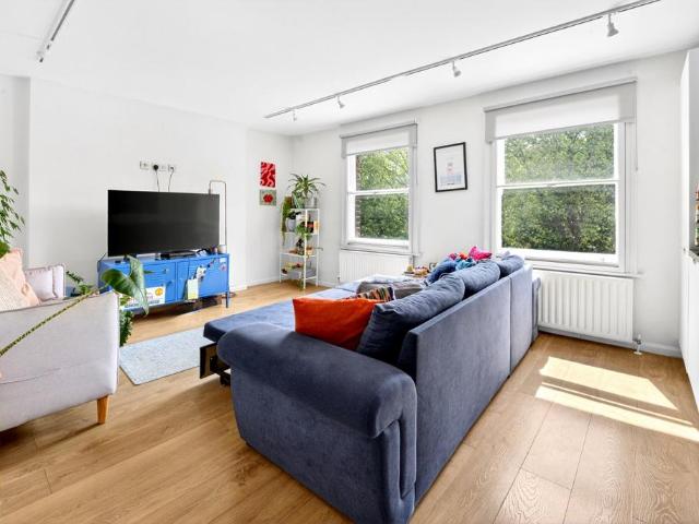 Charlton Road, London, SE3 3 bed apartment to rent £2,500 pcm £577 pw