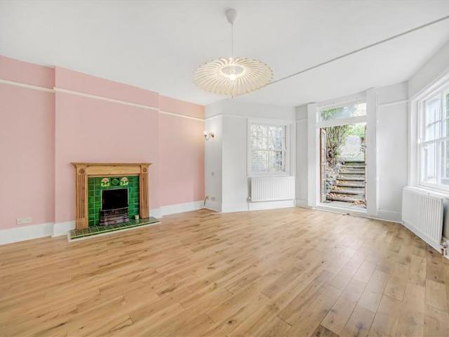 Charlton Road, London SE3 2 bed flat to rent £2,000 pcm £462 pw