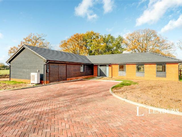 Charlwood Road, Horley, Surrey, RH6 4 bed bungalow to rent £2,650 pcm £612 pw