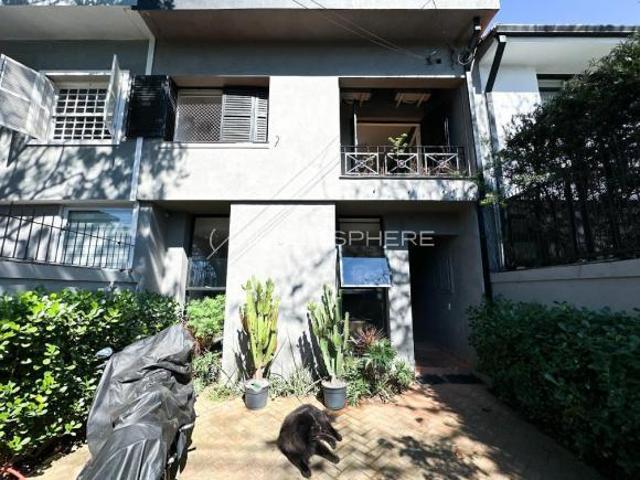 Charmosa casa à venda na Vila Nova Conceição — conforto, luz natural e localização privilegiada