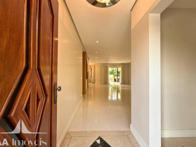 CHARMOSA CASA ALPHAVILLE 11, 3 SUÍTES, REPLETA DE VERDE, ÓTIMA ÁREA LAZER