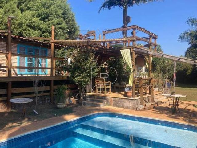 Charmosa casa com 2 dormitórios à venda, 228 m² de área construida por R$ 660.000,00