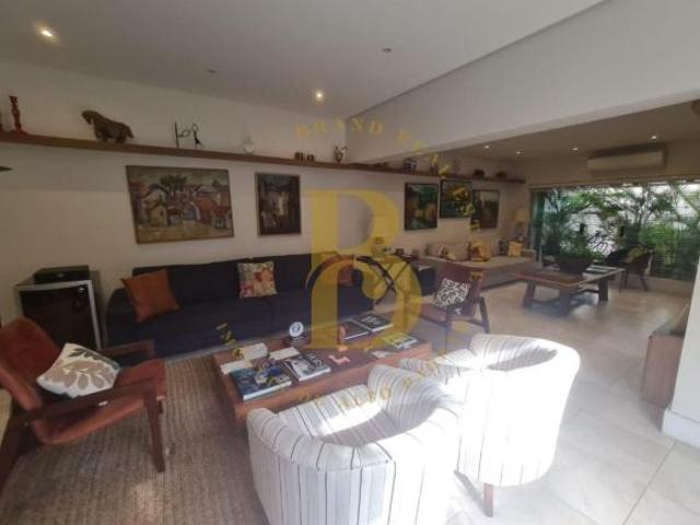 Charmosa casa com jardim, localizada em área privilegiada no Jardim Petrópolis