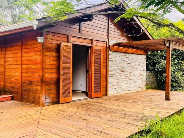 Charmosa Casa com Suíte, Jacuzzi e Vista para as M