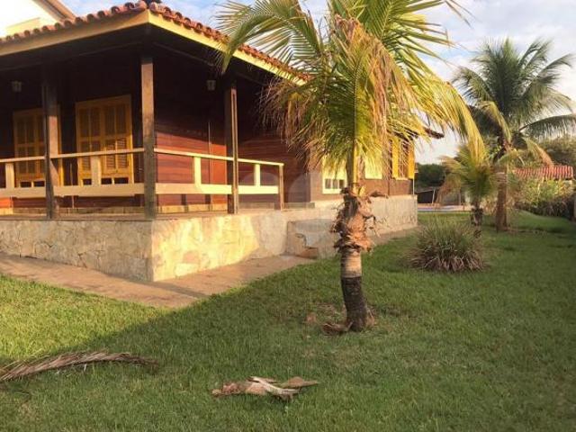 Charmosa Casa de Madeira no Condomínio Zuleika Jabour