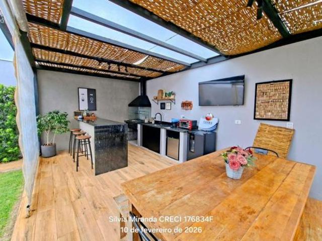Charmosa! Casa de Condomínio com 3 Quartos e área gourmet com spa, Condomínio com clube completo!