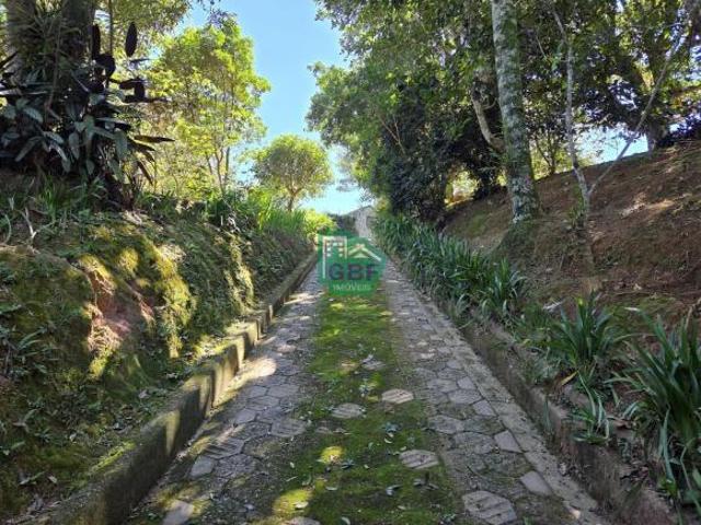Charmosa casa e terreno com diversas árvores frutíferas à venda no condomínio Jardim Cinco Lagos