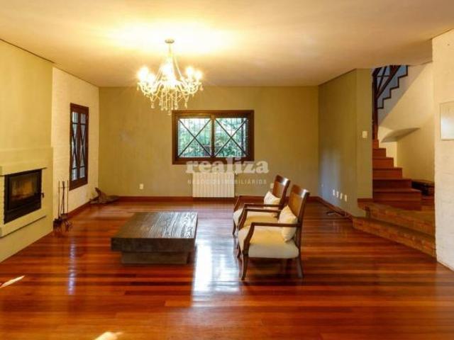 CHARMOSA CASA EM BAIRRO NOBRE DE CANELA