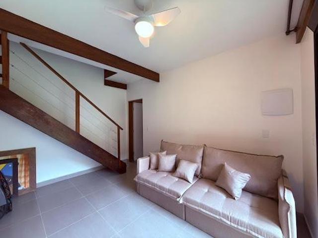 Charmosa Casa em Camburizinho com Studio Independente e Varanda Gourmet | Excelente Localização
