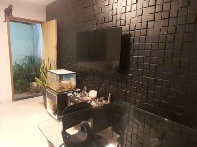 Charmosa casa geminada com 2 areas privativas no Xangrila