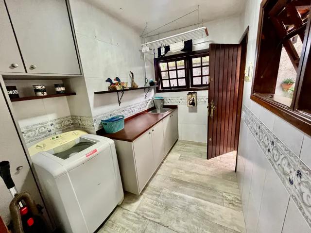 Charmosa casa reformada com 03 quartos e 02 vagas no Valparaíso