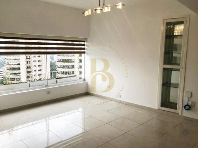 Charmosa cobertura, com vista permanente, localizada no Morumbi