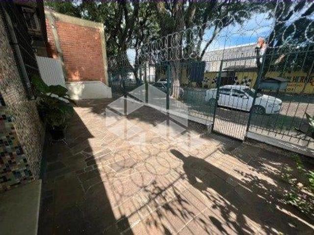Charmosa residência com 3 dormitórios no Bairro São Geraldo
