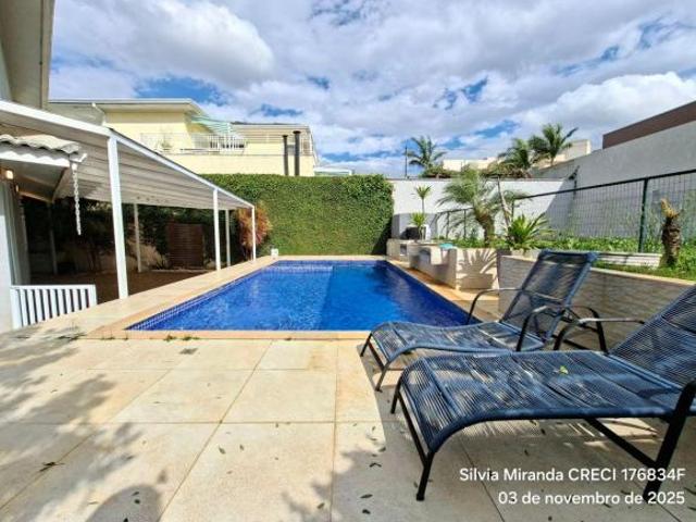 Charmosa residência, super completa, em condomínio com clube maravilhoso e segurança