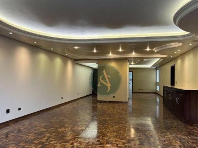 Charmoso apartamento da década de 80, no coração do Batel! Possui área de 292 m², por R$ 1.590.000