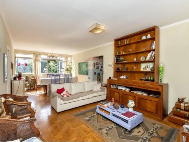 Charmoso apartamento na José Maria Lisboa