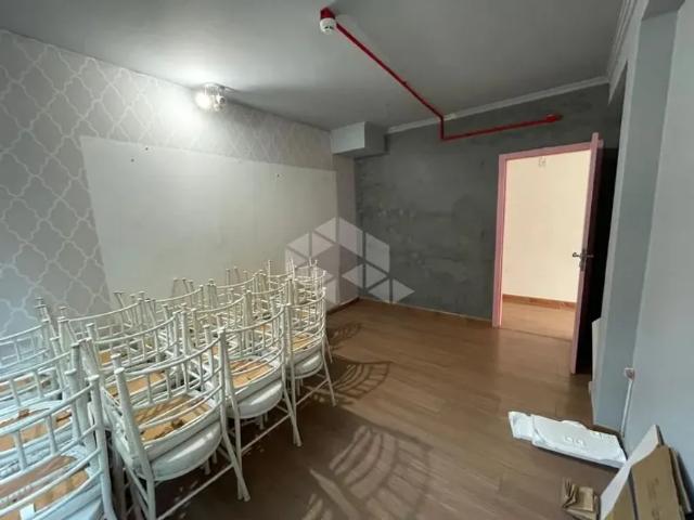 Charme e Versatilidade! Amplo Salão de 120 m² em Localização Histórica no Saco dos Limões
