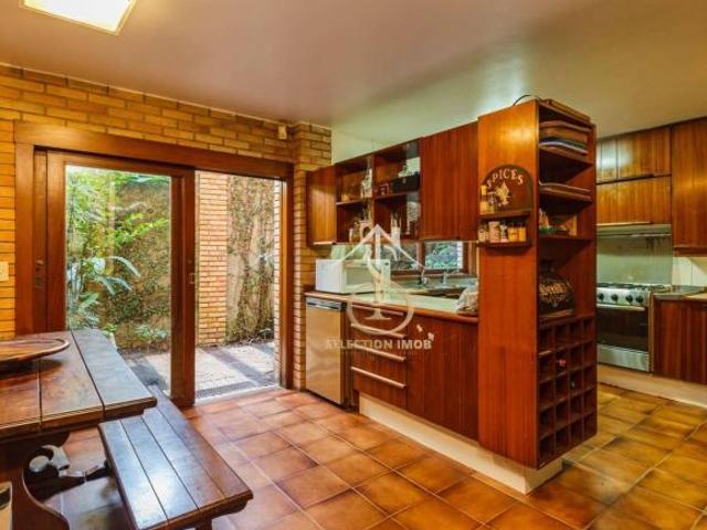 CHARME E SOFISTICAÇÃO NA REGIÃO DO MORUMBI/CIDADE JARDIM Excelente localização, ao lado do Clube Pa