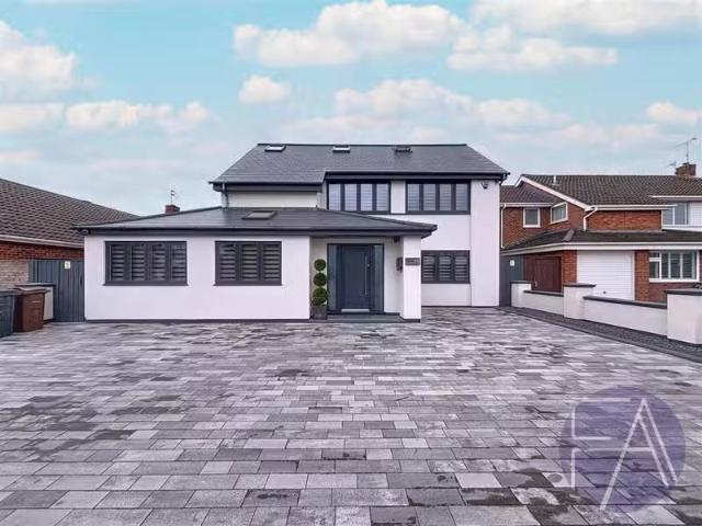 Cheap 4 BA 4 bedroom detached house for rent in Harington Road.