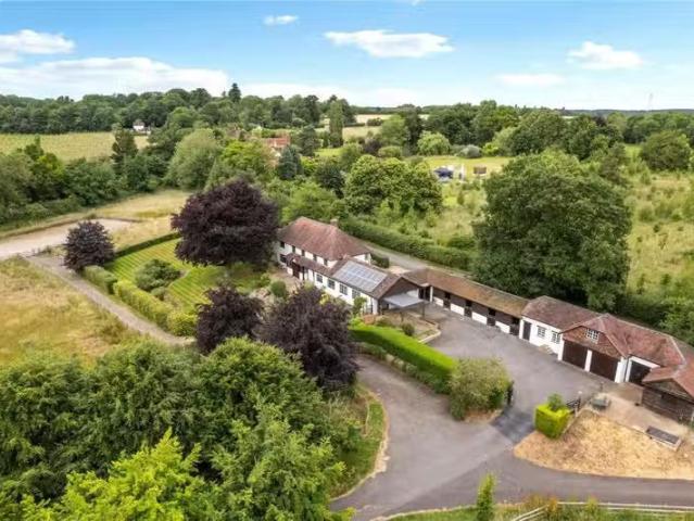 Nice 4 BA 5 bedroom detached house for rent in Woodrow, Amersh.