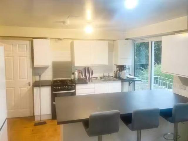 Deal! 4 BA 5 bedroom Flat to rent, Brookvale Road, Southampton.
