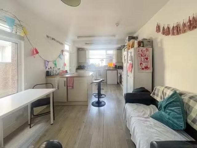 For Rent! 4 BA 6 bedroom terraced house for rent in College Ro.