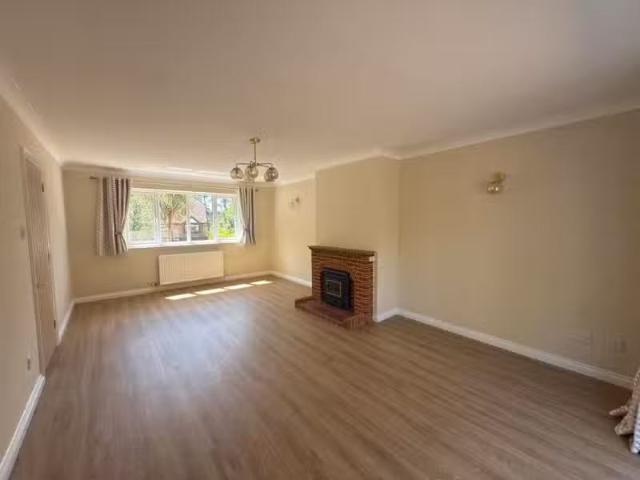 Deal! 4 bedroom detached house for rent in Ashley Heath, Ringw.