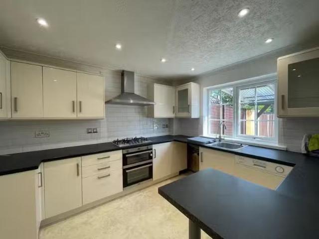 Just in! 4 bedroom end of terrace house for rent in Elmfield A.