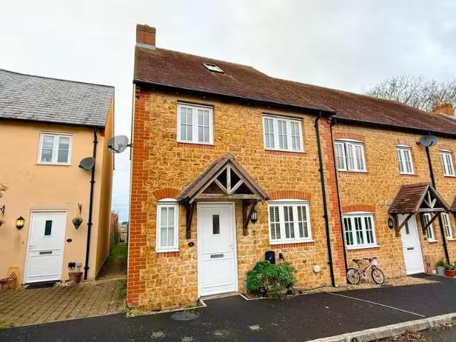 Just in! 4 bedroom end of terrace house for rent in Ridgeway.