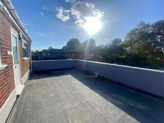 Cheap 4 bedroom flat for rent in Reardon Court, Woodloes Avenu.