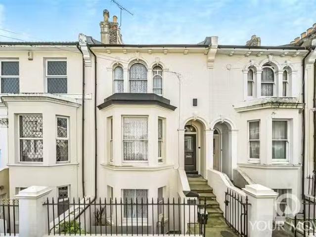 Nice 4 bedroom Mid Terrace House to rent, Cobham Street, Grave.