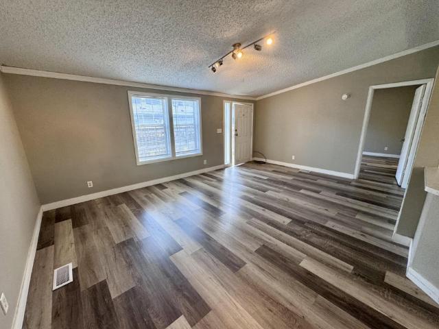 Charming 4 Bedroom Retreat with 2 Full Baths in Lakewood – 1404 Sq Ft of Cozy Living!