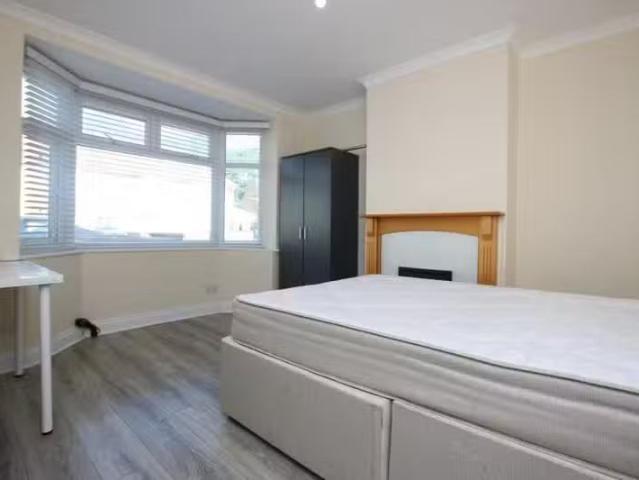 Unique 4 bedroom terraced house for rent in Conygre Grove Fi.