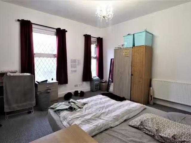 Just in! 4 bedroom terraced house for rent in Bevington Road.