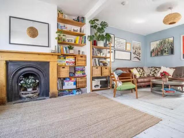 Rental! 4 bedroom terraced house for rent in Sturton Street, C.
