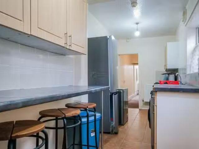For Rent! 4 bedroom terraced house for rent in Wallace Road, S.
