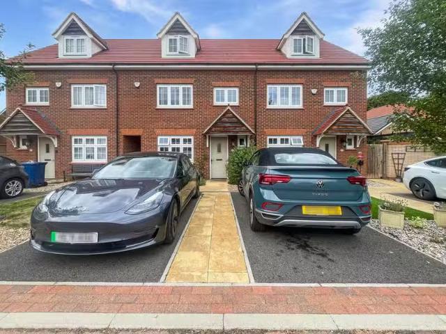 Charming 4 bedroom terraced house for rent in Turner Crescent.