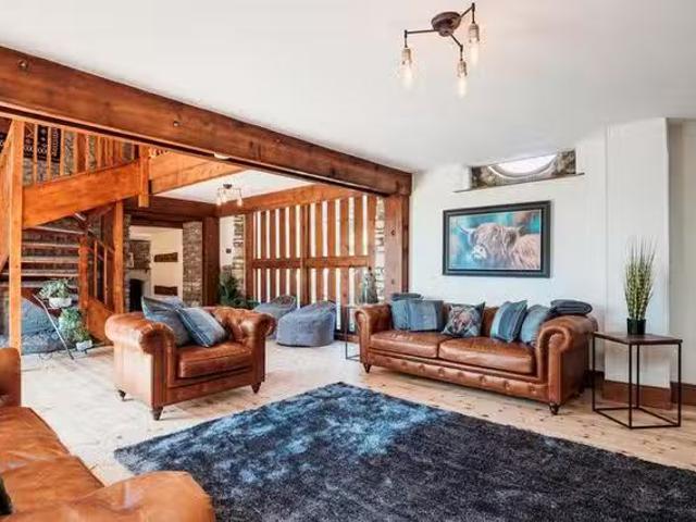 Cheap 4 BR CGQW+9W Redfield lodge helipad