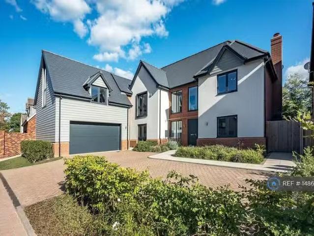 Cozy 5 BA 5 bedroom detached house for rent in Kingswood Green.