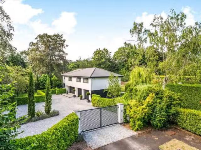 Just in! 5 BA 5 bedroom detached house for rent in Old Avenue.