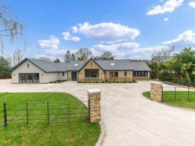 Deal! 5 BA 6 bedroom detached house for rent in Back Lane, Bar.