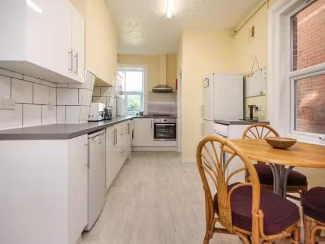 For Rent! 5 bedroom detached house for rent in Acland Road, Ch.