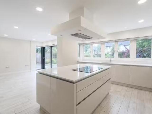 Rental! 5 bedroom detached house for rent in Alderbrook Road.