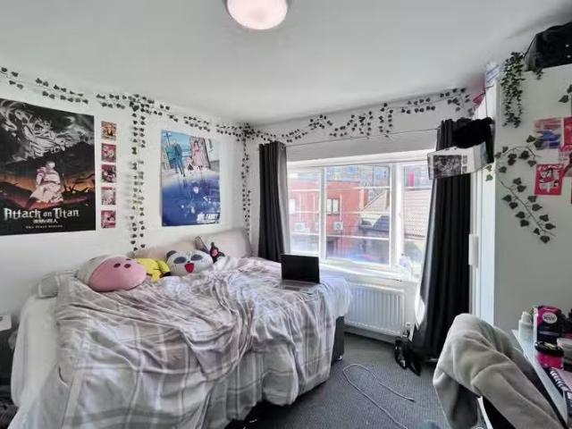 Deal! 5 bedroom maisonette for rent in Westbourne Centre, BH4