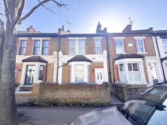 Charming 5 bedroom Mid Terrace House to rent, Victoria Road, L.