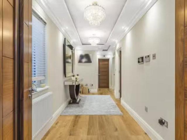 Cheap 5 bedroom semi detached house for rent in Brookmead Aven.