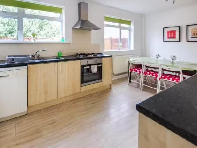 Unique 5 bedroom semi detached house for rent in Hawkins Road.