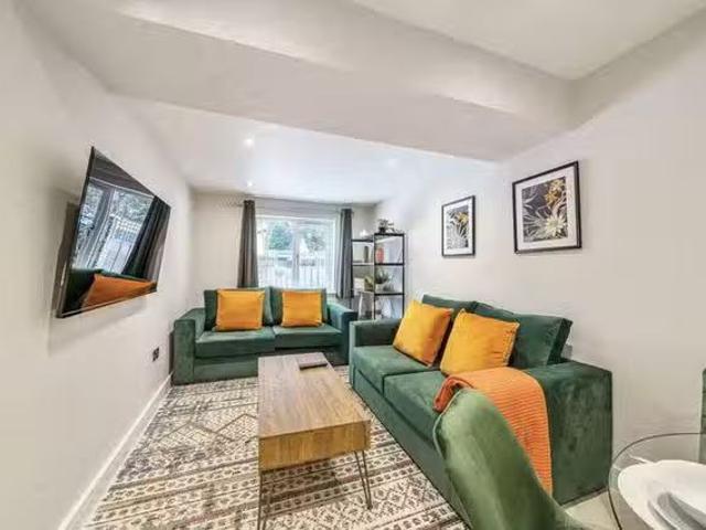 Just in! 5 BR Cross Street